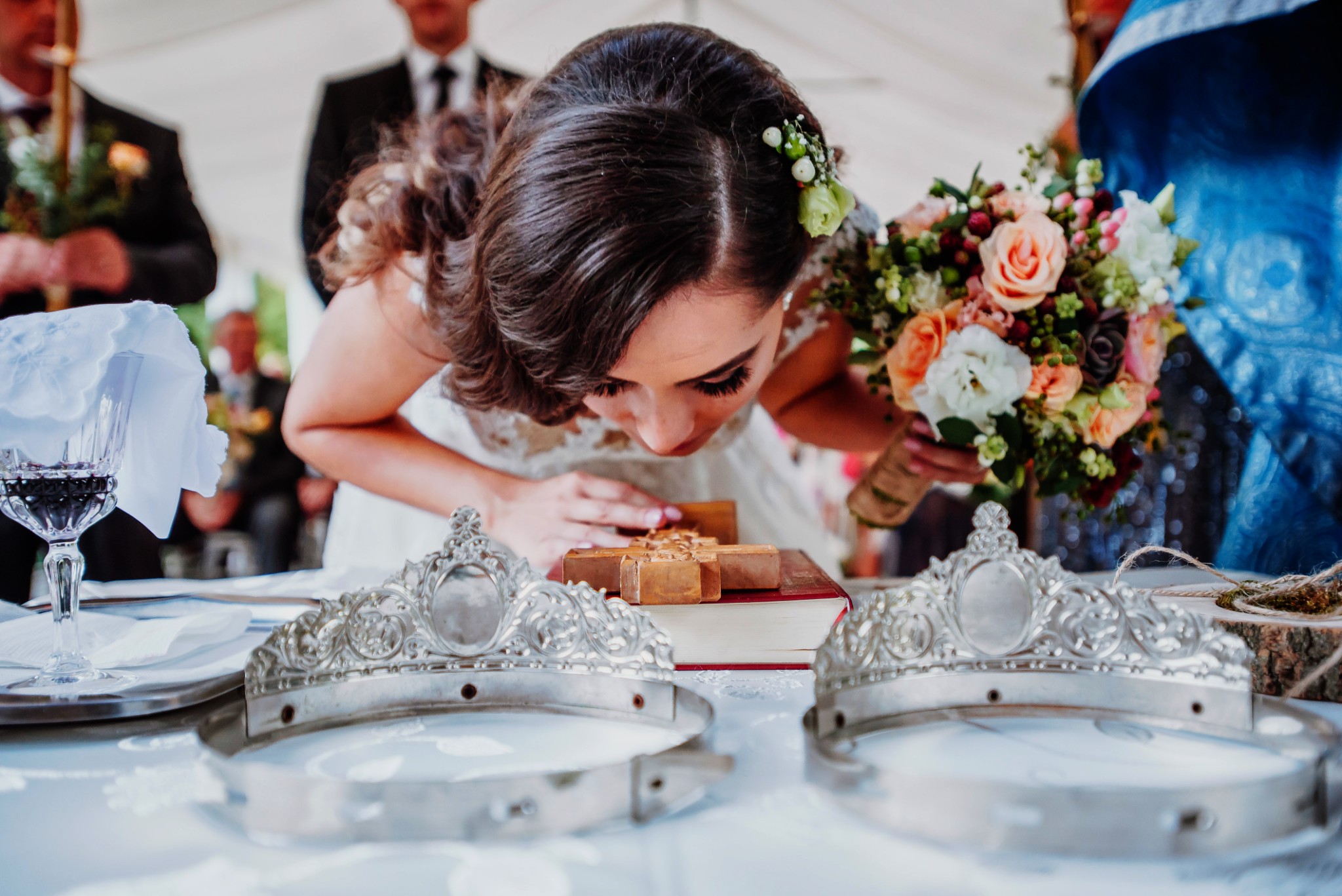 Nunta rustica de basm intr-o poenita de castel la Domeniul Lupas